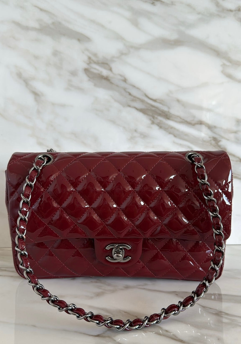 CLASSIC DOUBLE FLAP BAG IN BURGUNDY PATENT LEATHER – BEQU